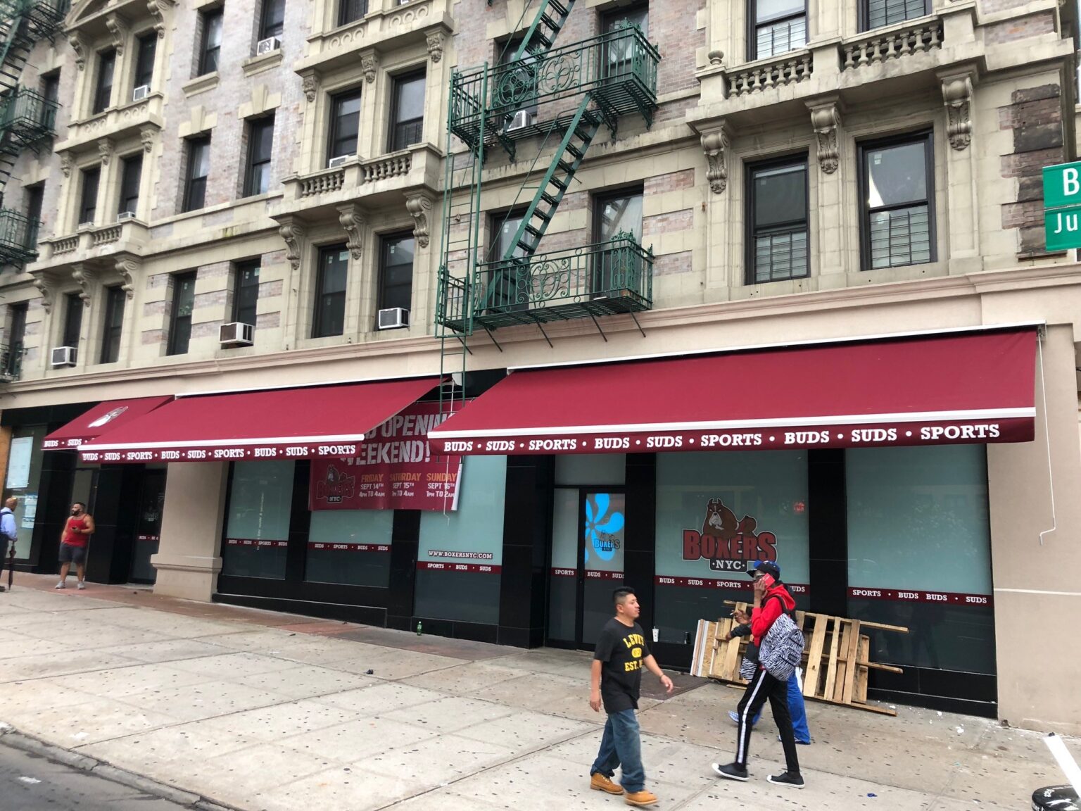 Why to Hire a Licensed Sign Hanger for DOB Signs in New York City?